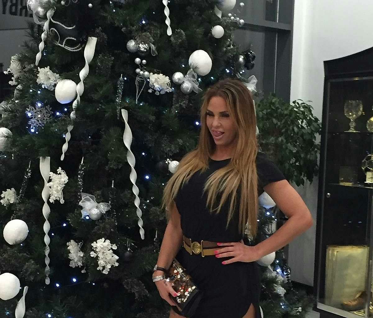 Katie Price 'risks losing Carl' over raunchy new move