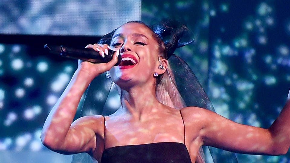 Ariana Grande TRIPS during her debut performance ‘thank u, next ...