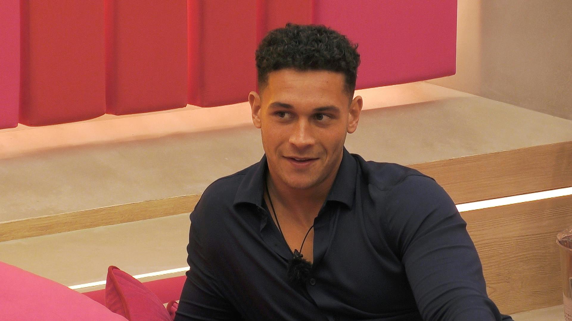 Love Island Fans Are Obsessed With This Meme About Callum's 'Real' Identity