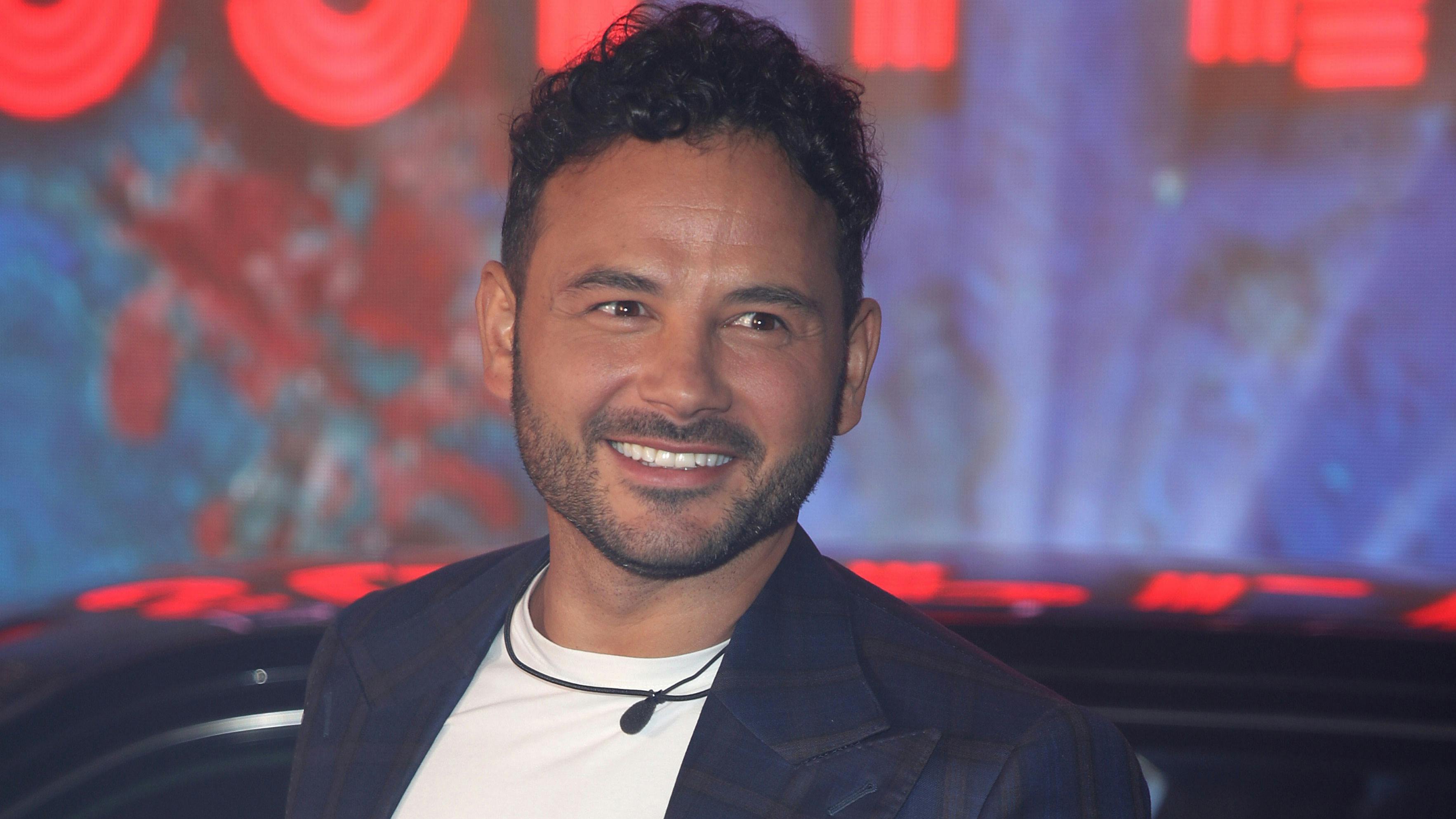 Ryan Thomas introduces daughter Scarlett to her baby brother Roman
