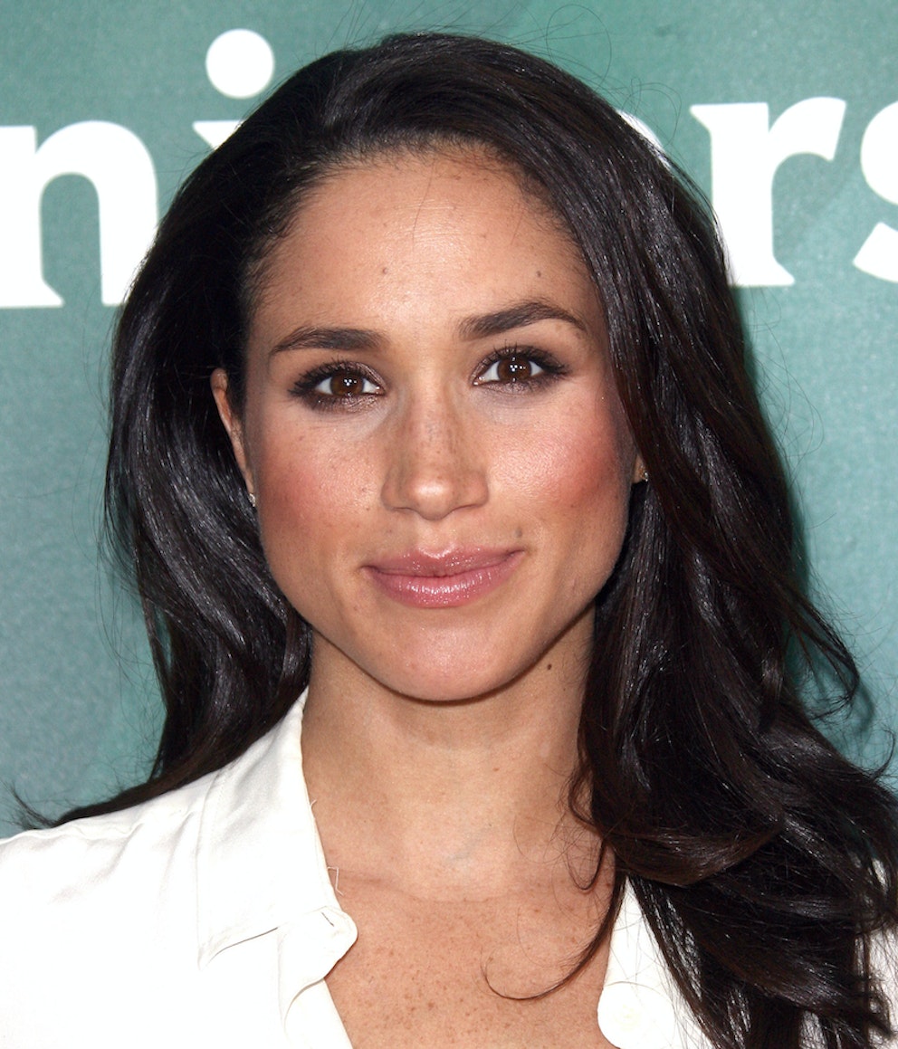 How To Get Meghan Markle & Phoebe Dynevor's Messy Bun | Grazia