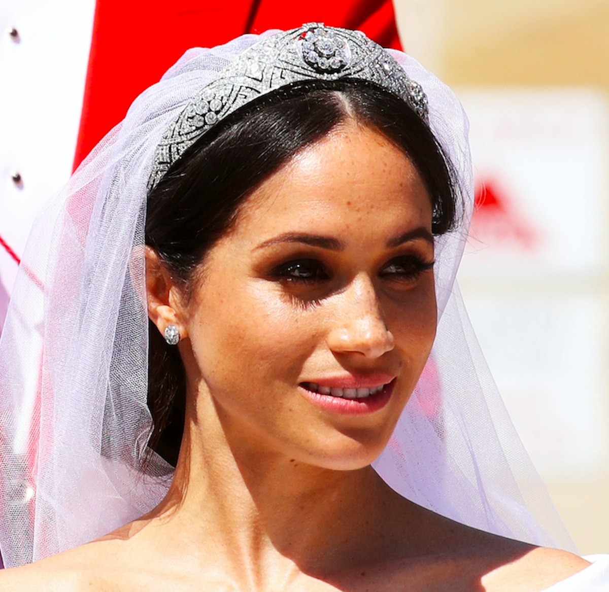 How To Get Meghan Markle & Phoebe Dynevor's Messy Bun | Grazia