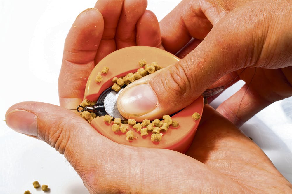 HOW TO USE A METHOD FEEDER GROUNDBAIT AND PELLET MOULD | Angling Times