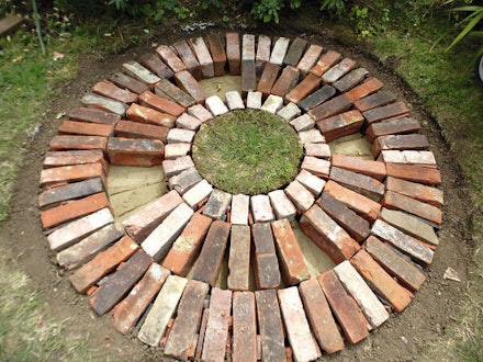 MAKE A RUSTIC BRICK PLANTING CIRCLE | Advice | Garden Answers