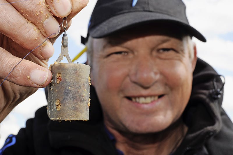 TOMMY PICKERING | HOW TO MAKE MY SIMPLE GROUNDBAIT FEEDER RIG ...