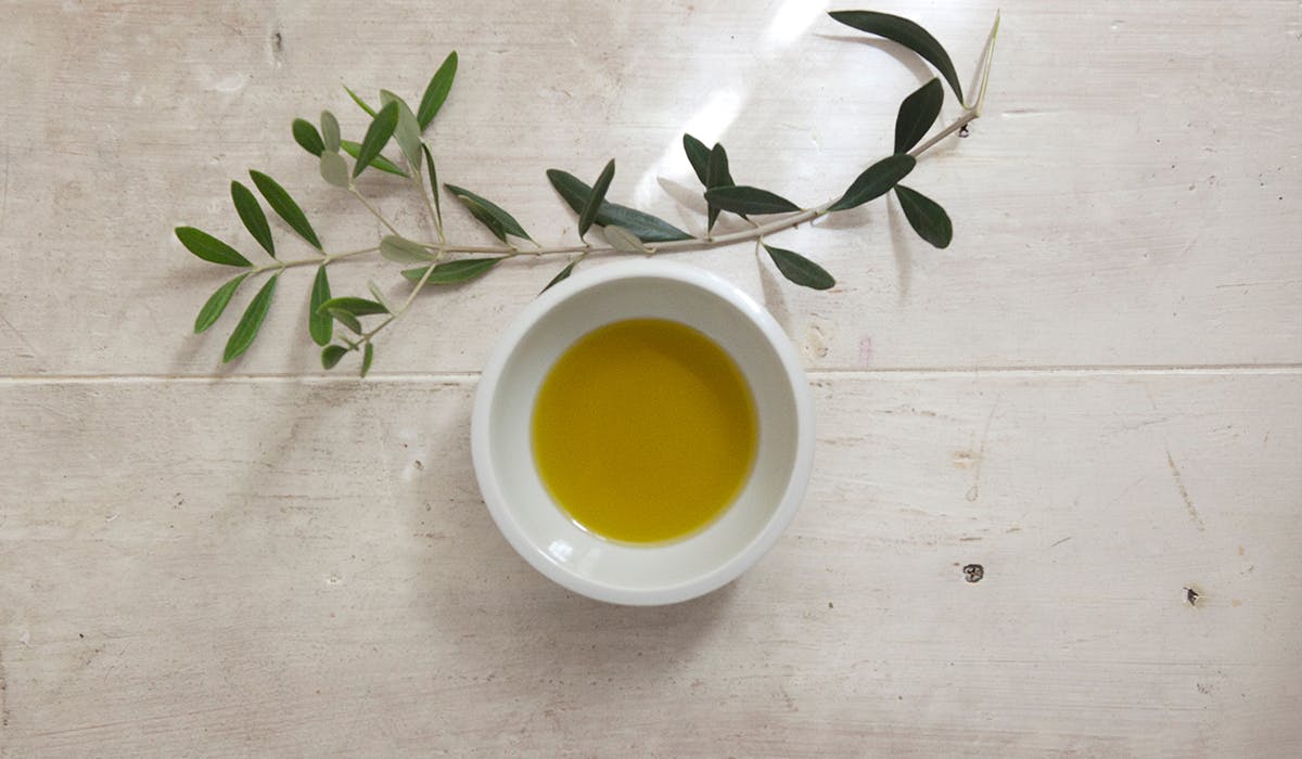 Olive oil for skin: benefits, uses and when to avoid