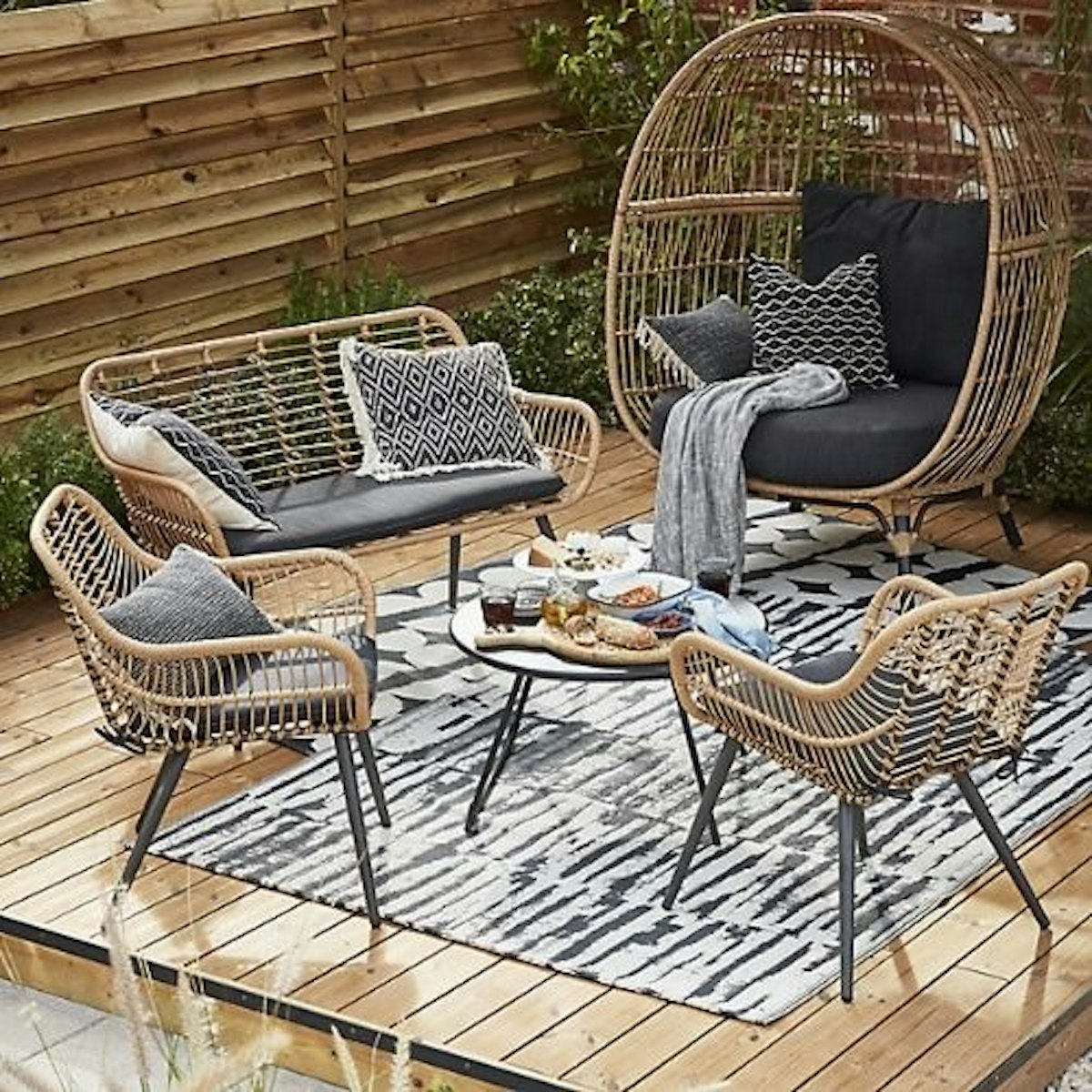 Best Hanging Egg Chairs for Indoors and Outdoors