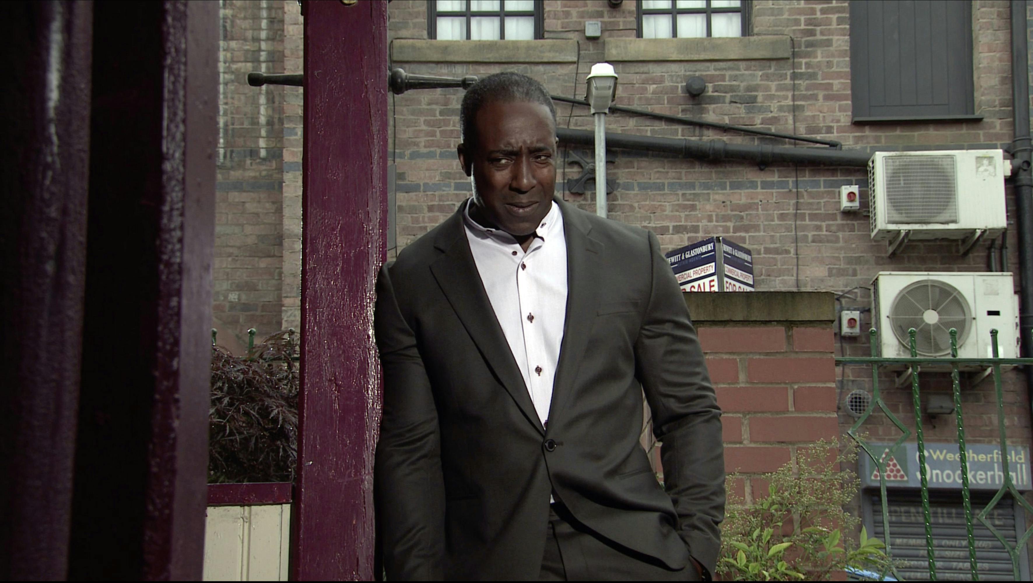 Coronation Street: Ronnie Bailey makes his move on Jenny Connor