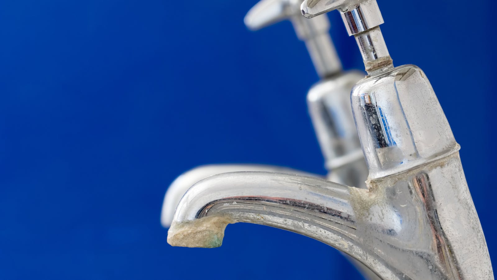 Electric water descalers to reduce hard water residue