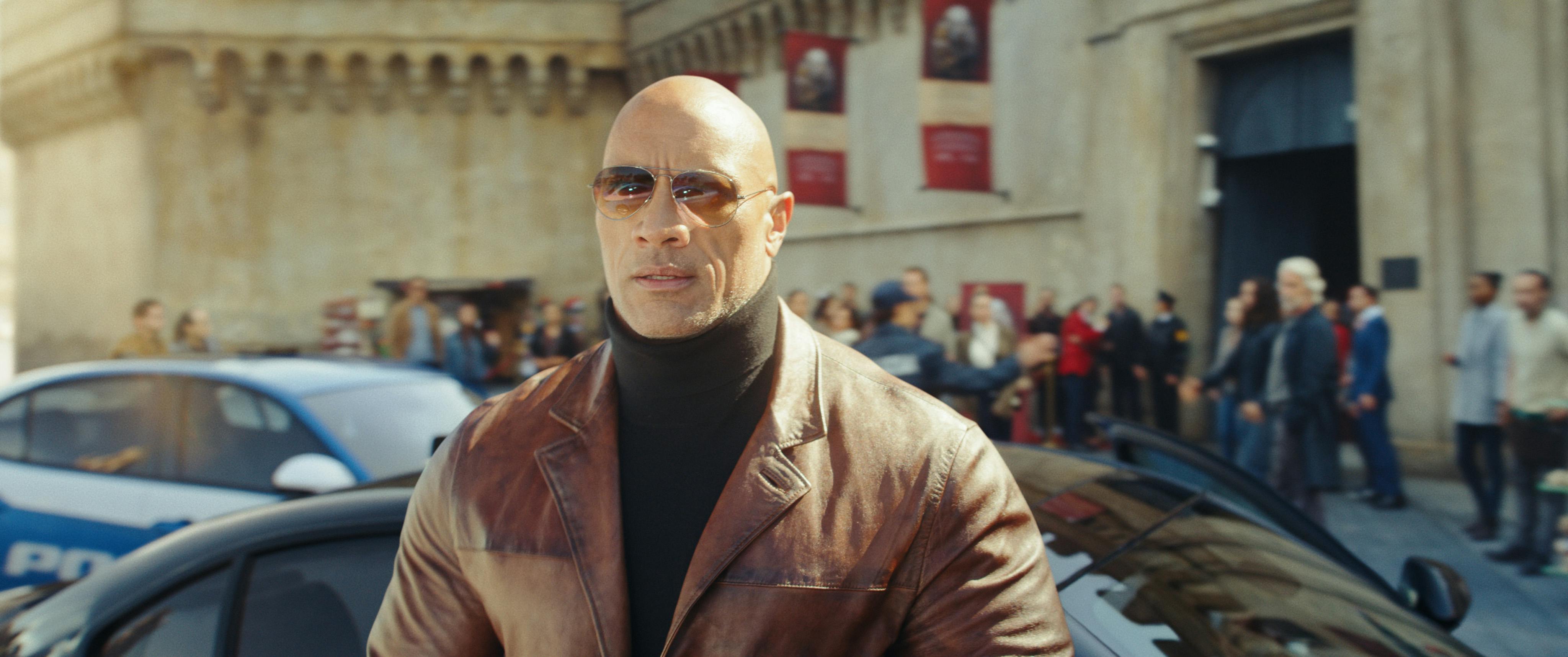 New Red Notice Teaser Online Featuring Dwayne Johnson, Ryan Reynolds ...