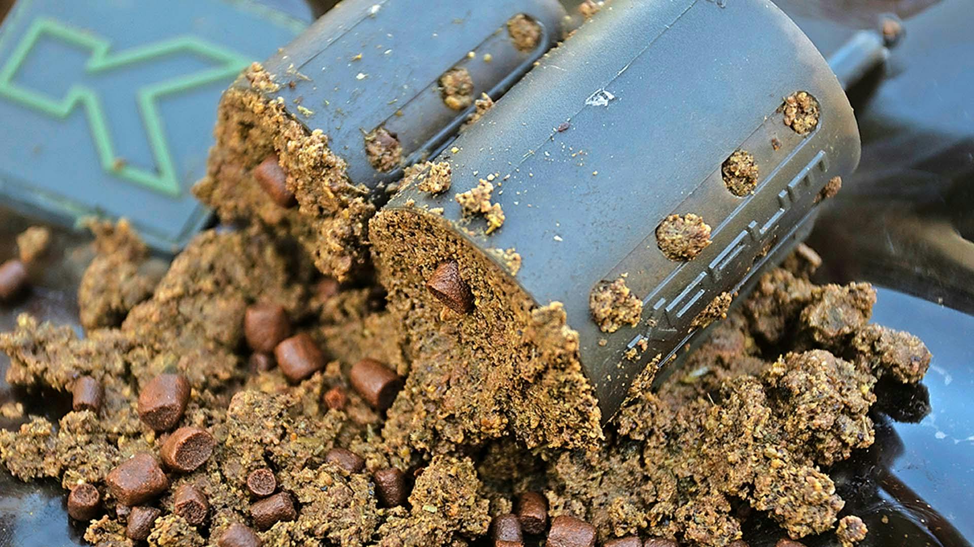 How to make the barbel pellet feeder rig | Angling Times