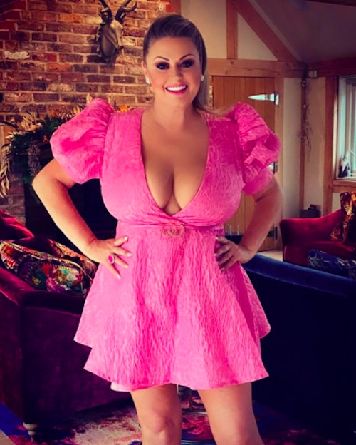 Ester Dee shares ‘wedding’ photo and WOW | Closer