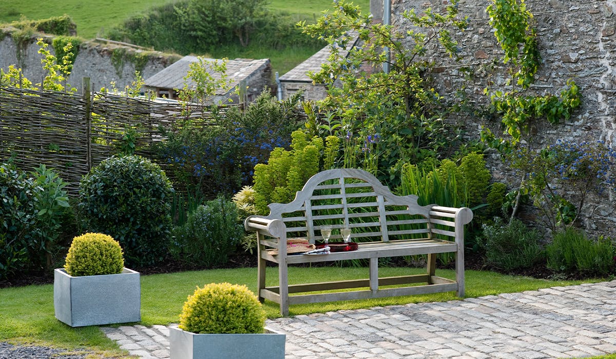 Best garden benches to admire your outdoor space