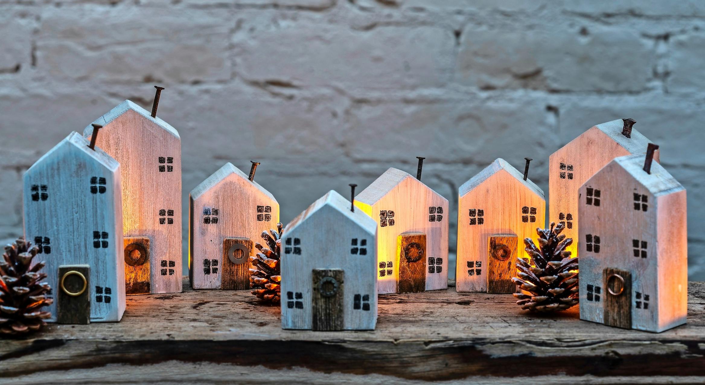 Festive wooden houses: Easy Christmas craft | %%channel_name%%
