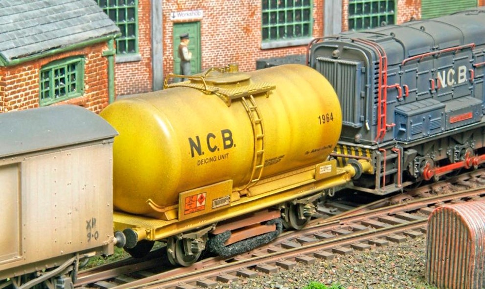 HOW TO: KEEP YOUR RAILS CLEAN | Model Rail