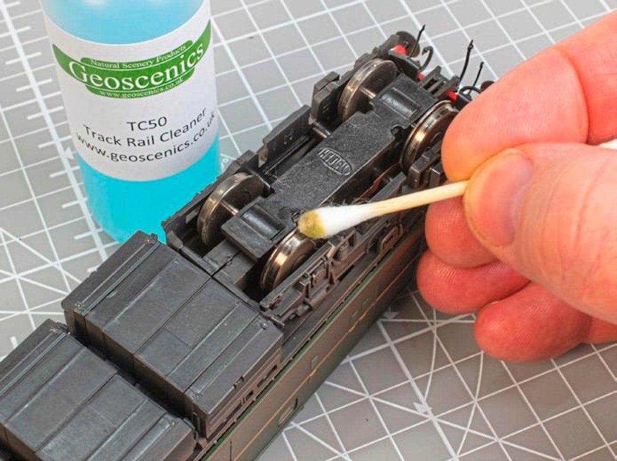 HOW TO: KEEP YOUR RAILS CLEAN | Model Rail