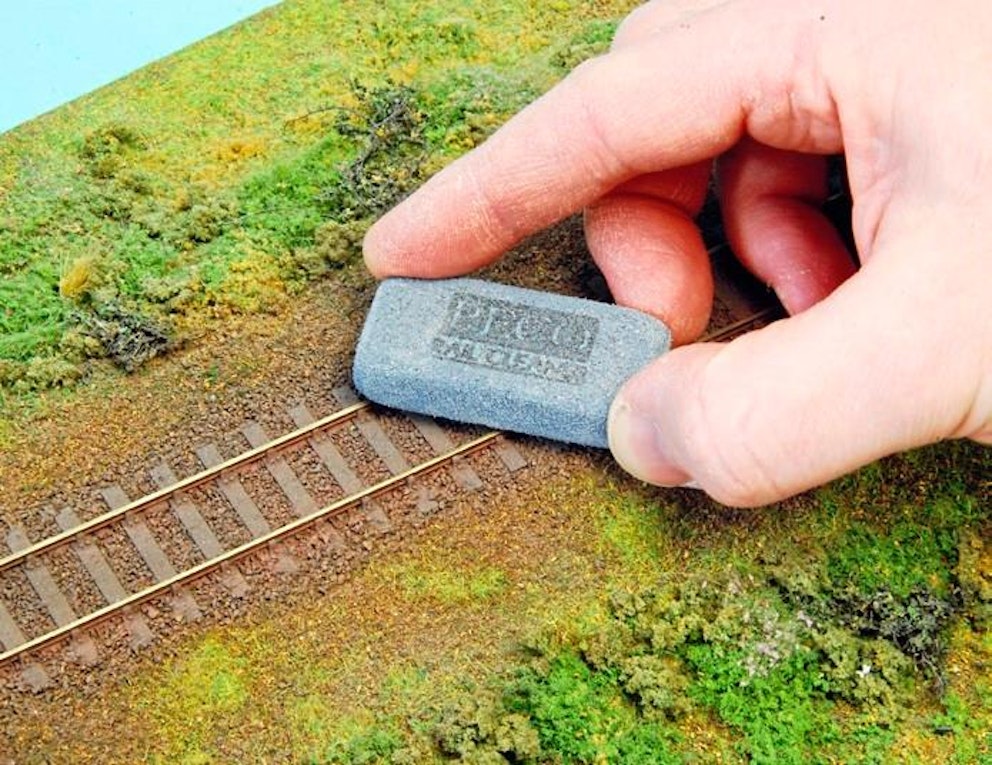 HOW TO: KEEP YOUR RAILS CLEAN | Model Rail