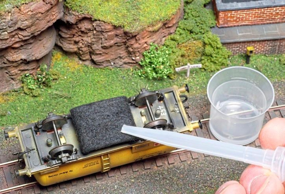 HOW TO: KEEP YOUR RAILS CLEAN | Model Rail