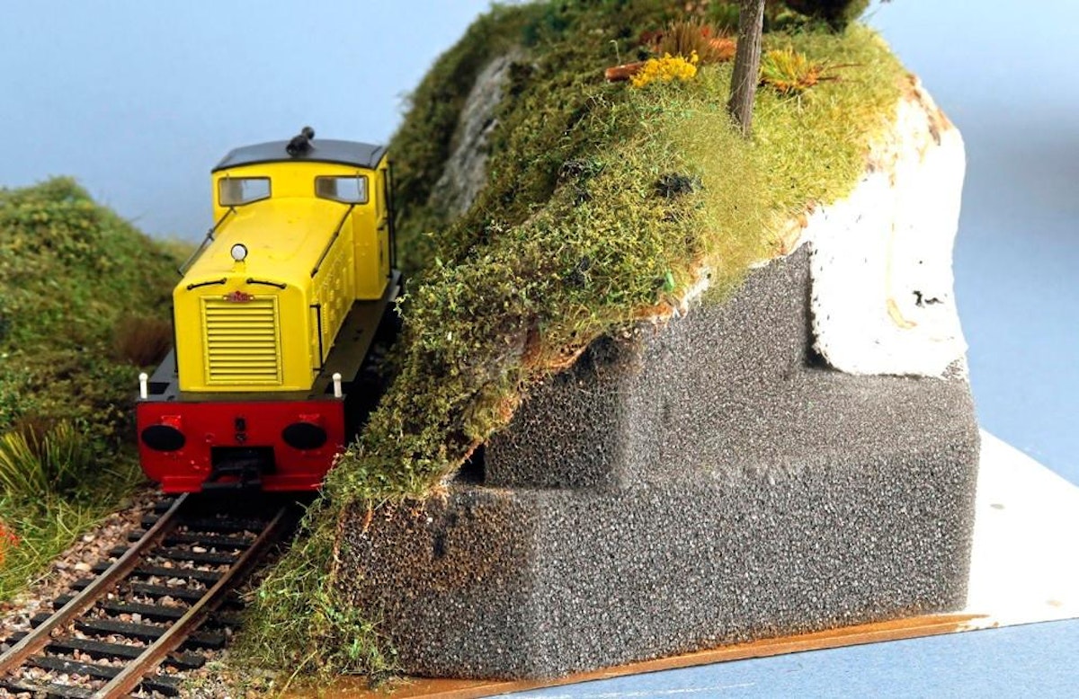 HOW TO: USE PLASTER TO CREATE LIFELIKE ROCK FACES | Model Rail