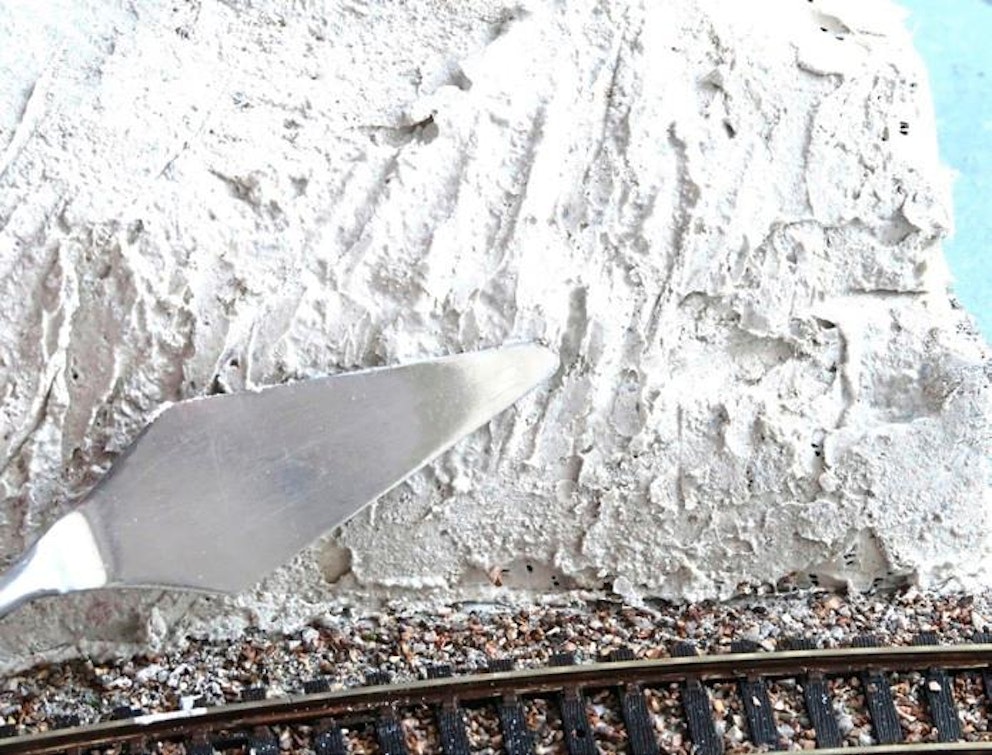 HOW TO: USE PLASTER TO CREATE LIFELIKE ROCK FACES | Model Rail