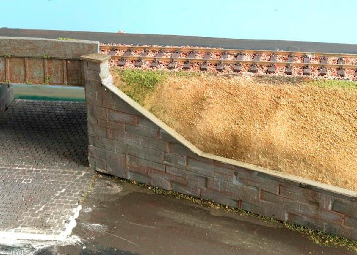 HOW TO: CREATE A REALISTIC EMBANKMENT | Model Rail