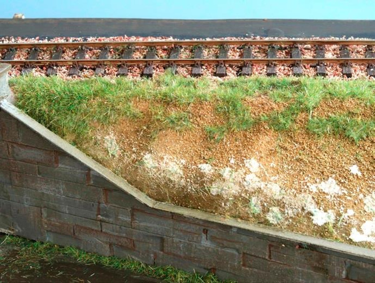 HOW TO: CREATE A REALISTIC EMBANKMENT | Model Rail