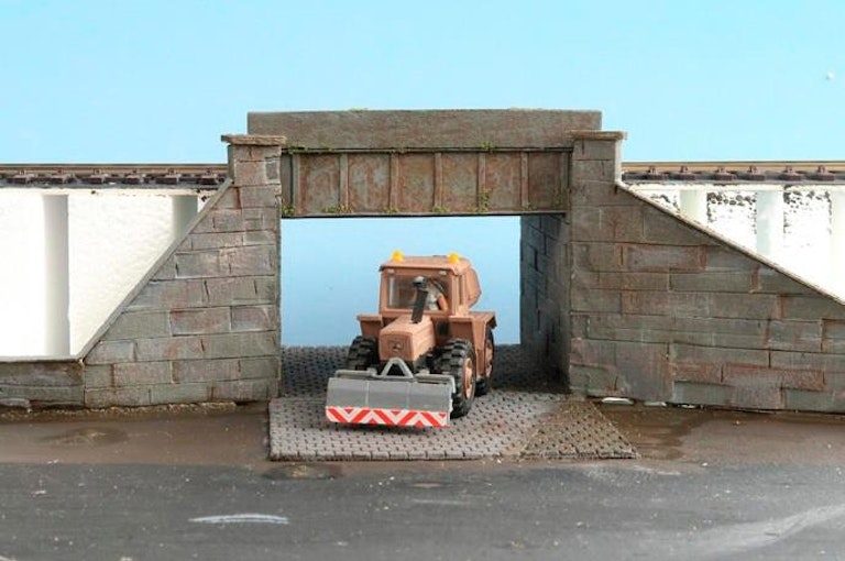 HOW TO: CREATE A REALISTIC EMBANKMENT | Model Rail