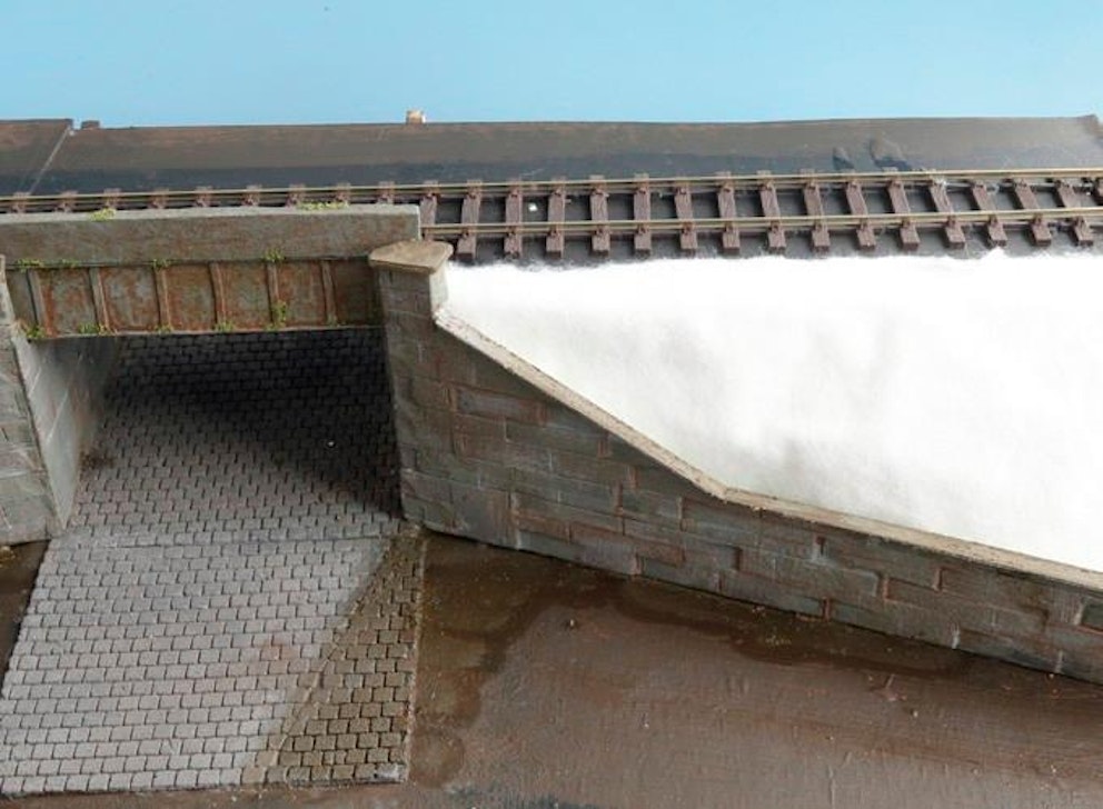 HOW TO: CREATE A REALISTIC EMBANKMENT | Model Rail