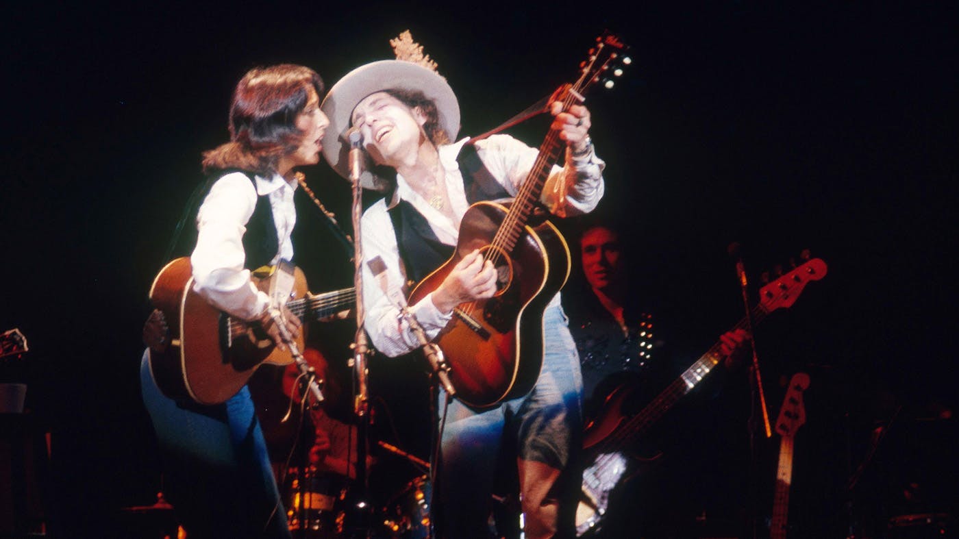 Bob Dylan and Joan Baez step into the spotlight, igniting pure magic as ...