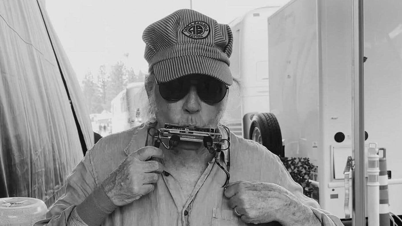 Neil Young Coastal Reviewed: Intimate on the road document