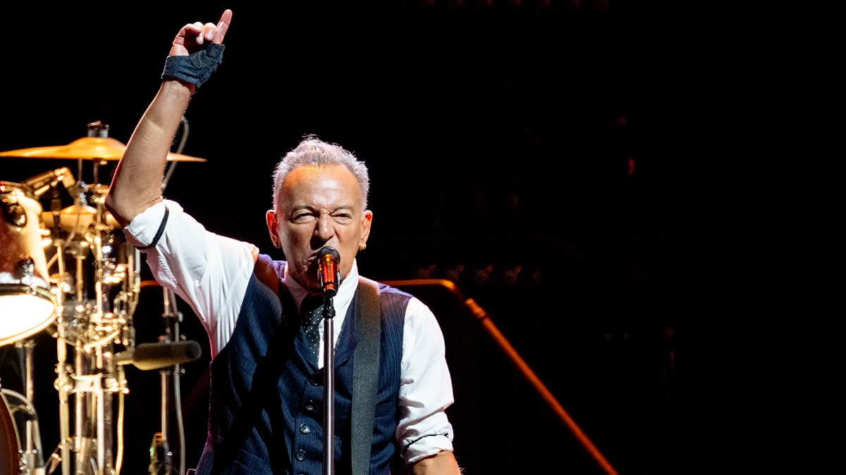 Bruce Springsteen Live In Manchester Review: Anti-Trump attacks in the ...