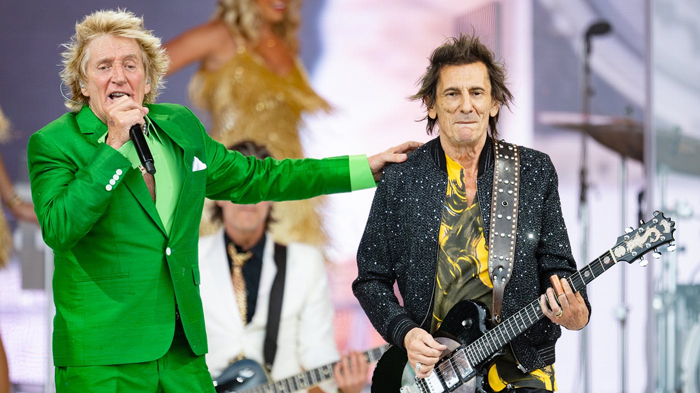 Rod Stewart Sails Through Glastonbury 2025 with an Anthem for the Ages ...