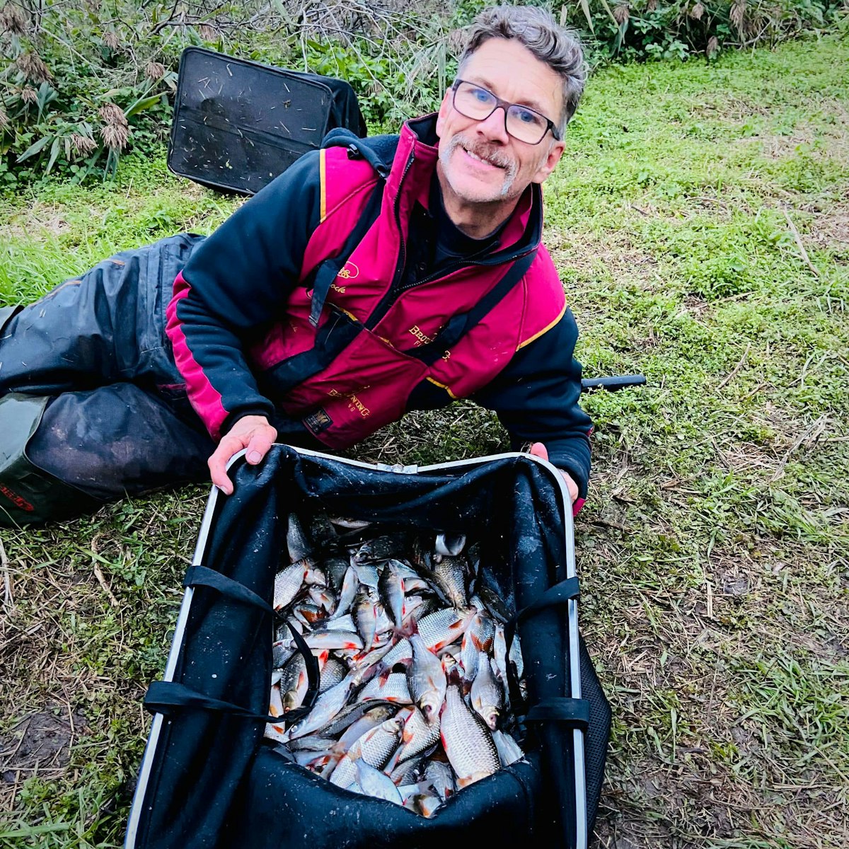 1,400lb of roach caught in amazing river fishing match | Angling Times