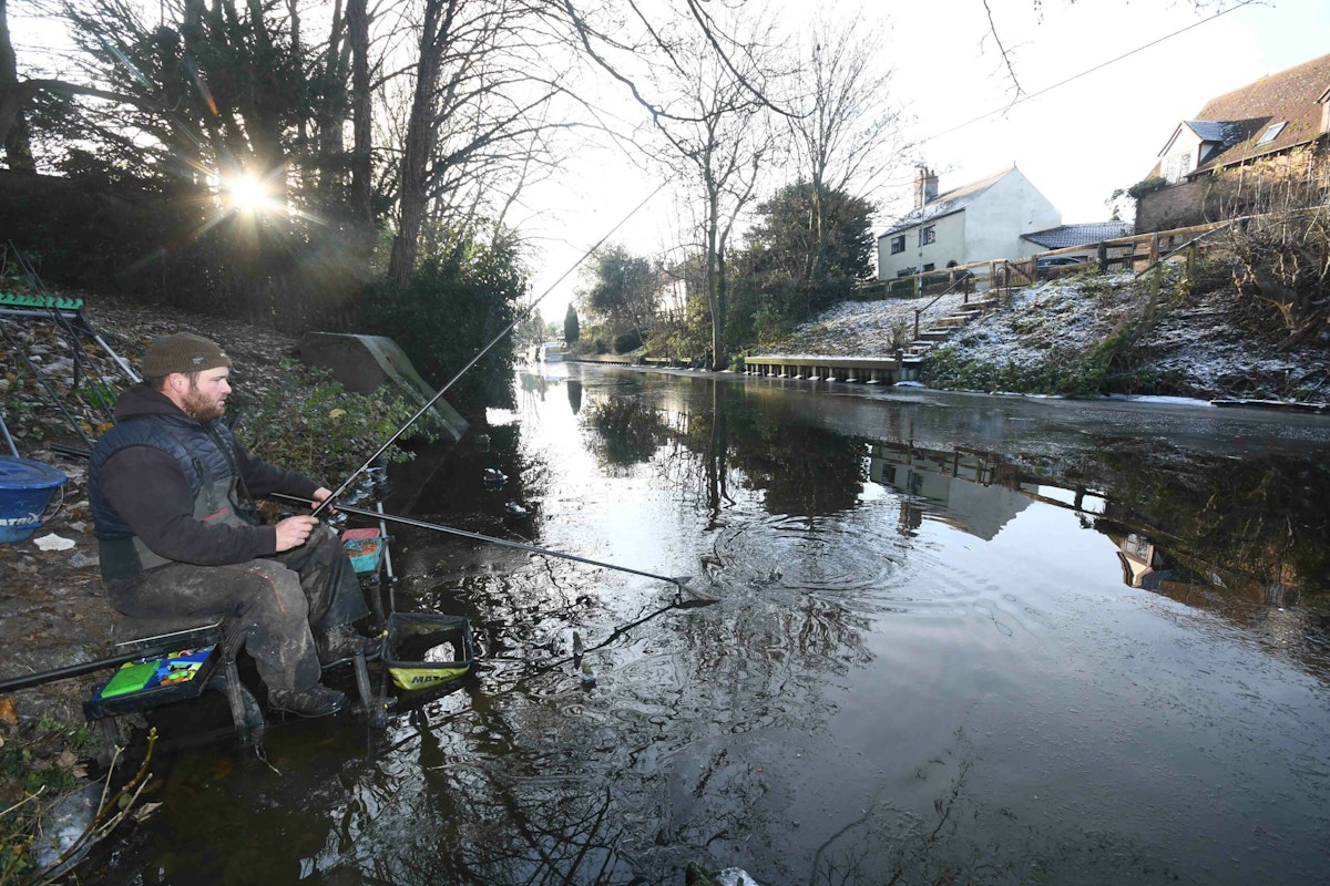 1,400lb of roach caught in amazing river fishing match | Angling Times