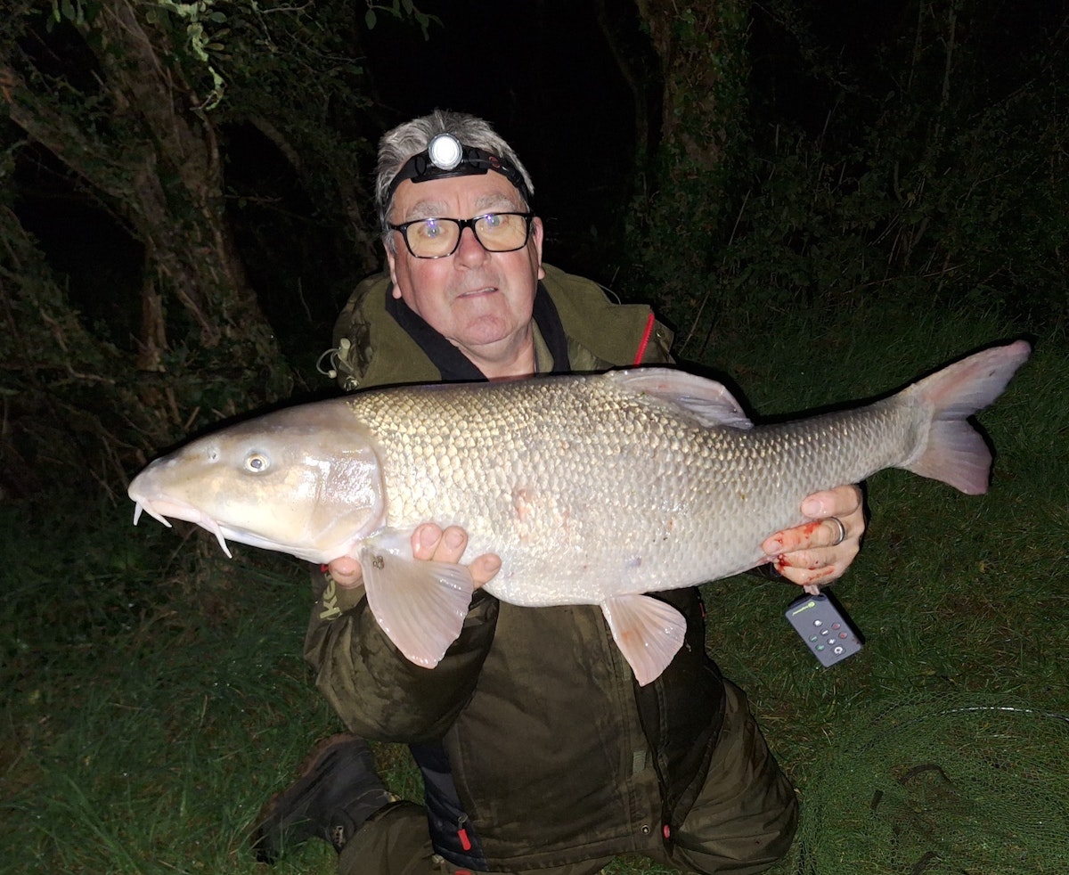 Angler banks enormous barbel and chunky carp from flooded River Thames ...
