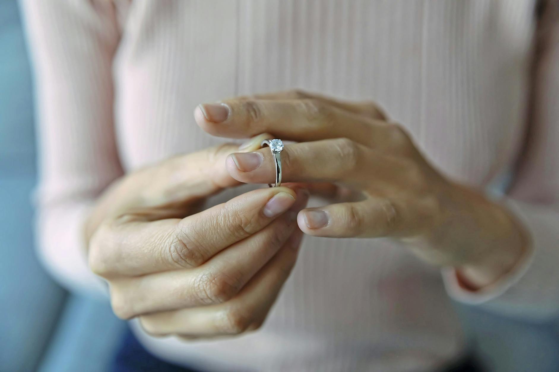 3 physical symptoms of heartbreak